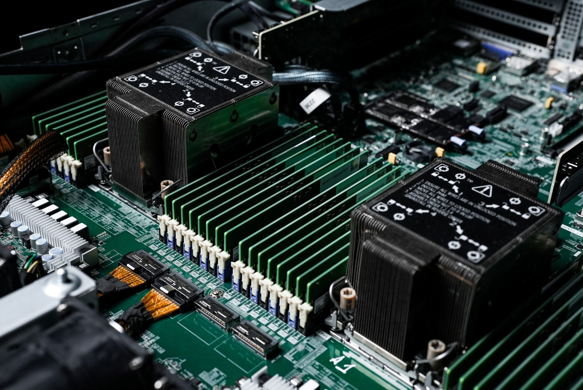 Купить сервер: собственный российский сервер Selectel с Intel® Xeon® 6 в дата-центрах уровня ...